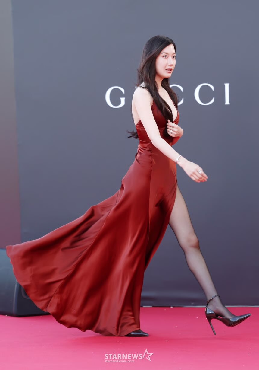 Pesona Moon Ga-young di Baeksang Arts Awards 2026: Gaun Burgundy dan ...